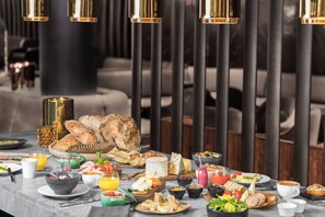 Pequeno-almoço tipo buffet diário (255 DKK por pessoa) 