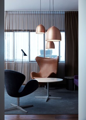 Suite (Feature) | Roupa hipoalergénica, minibar, cofre no quarto 