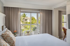 Suite, 1 quarto, varanda, junto à piscina | Roupa hipoalergénica, edredões de penas, camas de colchão pillowtop 