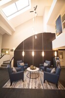 Área de estar no saguão