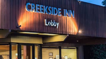 Exterior do Creekside Inn, com uma placa grande indicando 'Lobby'.