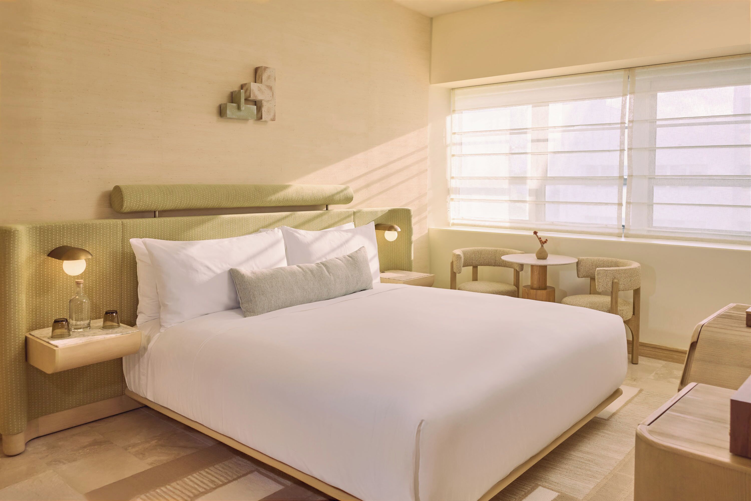 Roupas de cama premium, camas com colchões pillow-top, frigobar