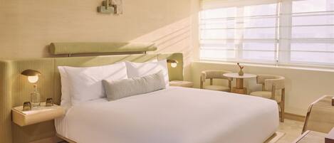 Roupas de cama premium, camas com colchões pillow-top, frigobar