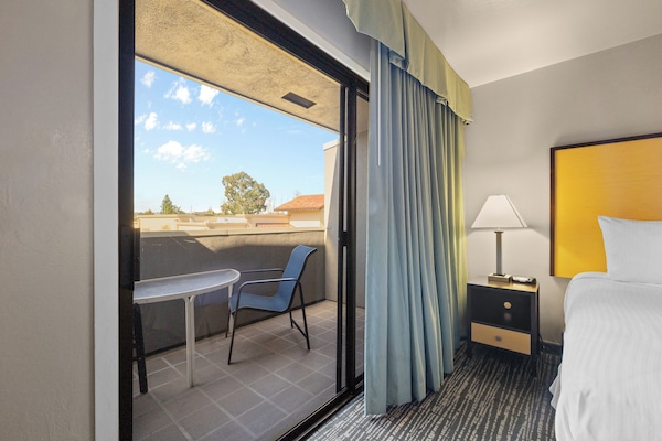 Suite, 2 camas queen-size, não fumadores, cozinha (Separate Living Room) | Secretária, secretária adequada para computadores portáteis