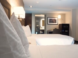 Roupas de cama premium, escrivaninha, espaço de trabalho para notebook