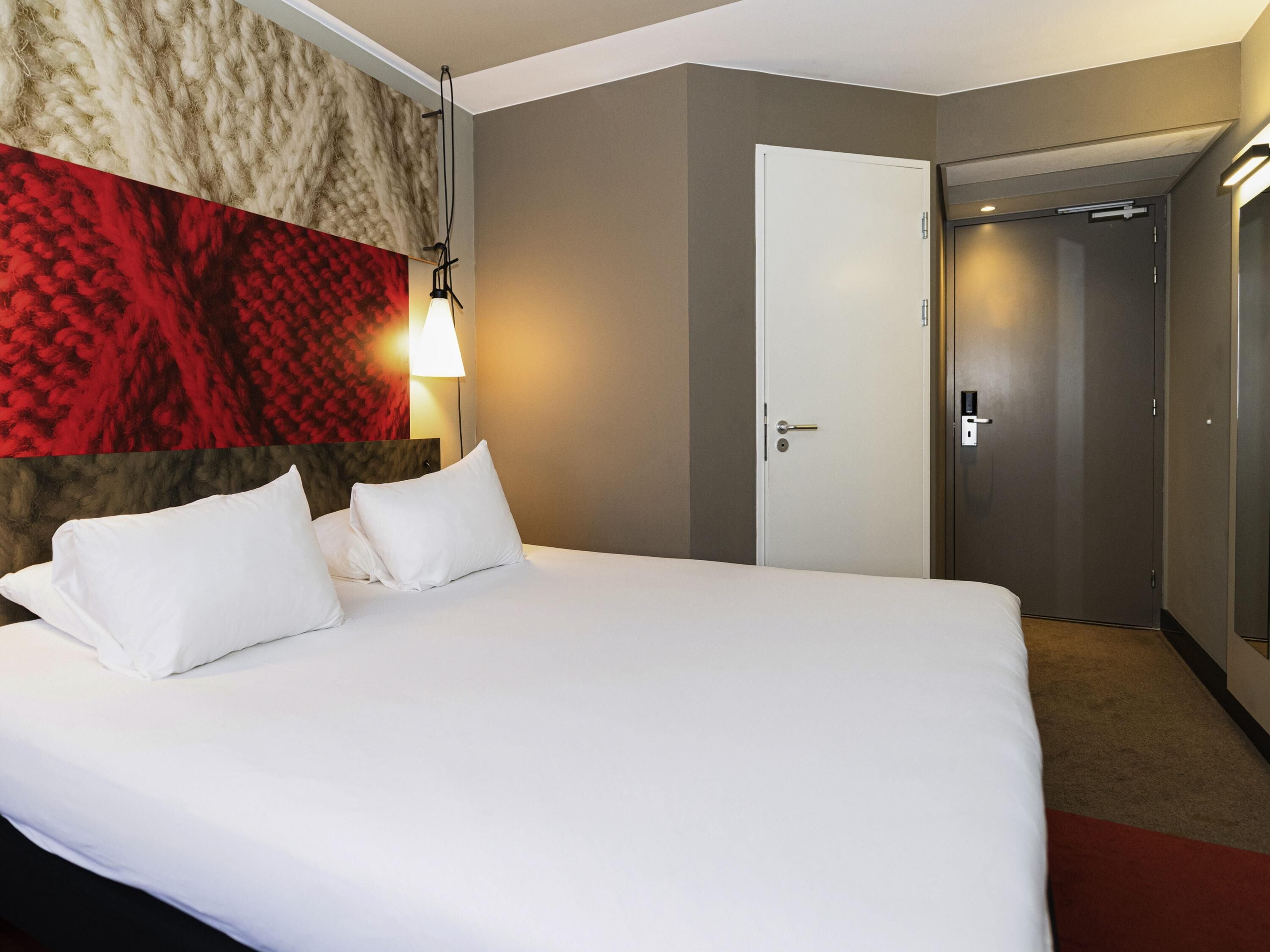 Quarto, 1 cama de casal, vista para o rio | Roupas de cama antialérgicas, cofres nos quartos, escrivaninha