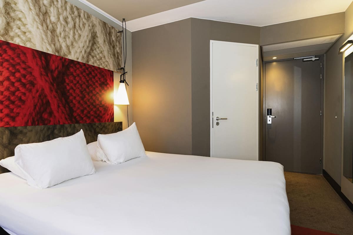 Quarto, 1 cama de casal, vista para o rio | Roupas de cama antialérgicas, cofres nos quartos, escrivaninha