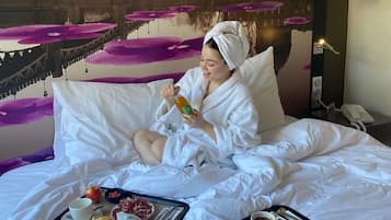 Frigobar, cofres nos quartos, cortinas blackout, quartos à prova de som