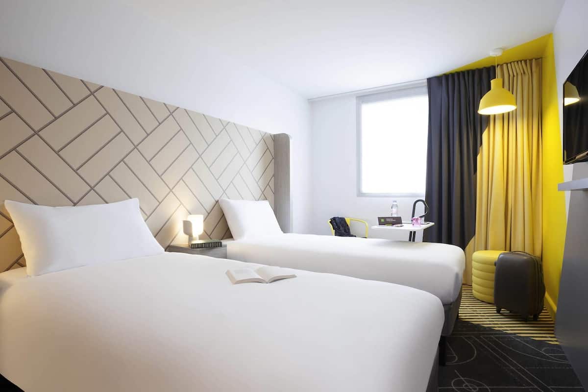 Quarto Standard, 2 camas individuais | Cofre com capacidade para portátil, com decoração personalizada