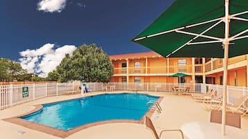 Piscina externa sazonal