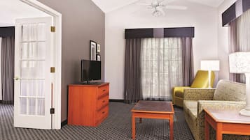 Suite, 1 cama king-size, não fumadores | Roupa de alta qualidade, secretária, cortinas/cortinados opacos
