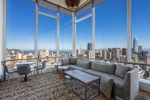 2 bares/lounges, bar na cobertura, saguão/lounge