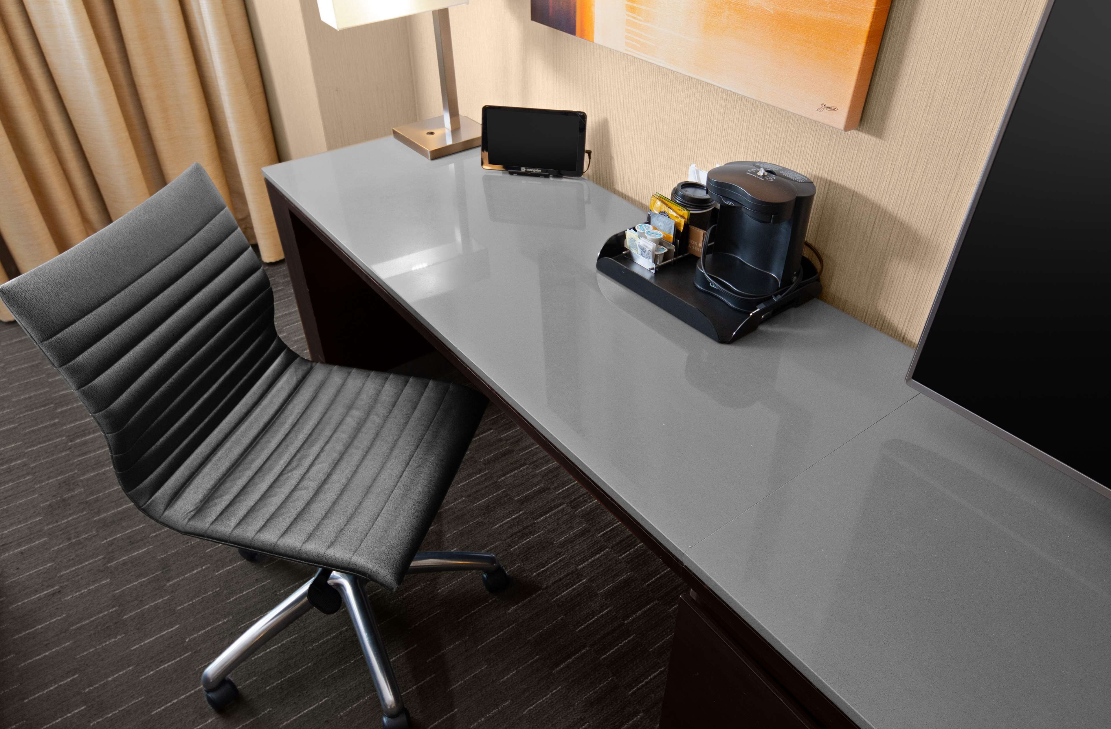 Quarto, 1 cama king-size, varanda, Vista para a cidade | Roupa hipoalergénica, cofre no quarto, secretária 