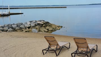 Uma praia privada nas proximidades, praia de areia branca