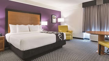 Quarto Deluxe, 1 cama king-size, não fumadores | Roupa de alta qualidade, secretária, cortinas/cortinados opacos