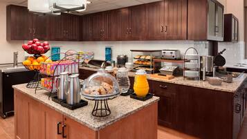 Café da manhã para viagem grátis todos os dias