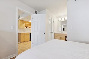 1 quarto, cofre no quarto, com mobília individualizada, secretária 