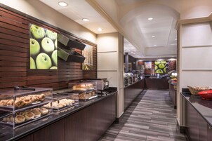 Café da manhã com buffet grátis todos os dias