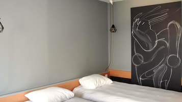 Quarto standard, 2 camas de solteiro | Roupas de cama premium, escrivaninha, quartos à prova de som