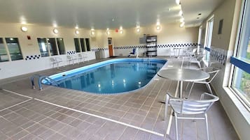 Piscina interna, funciona das 6h às 23h, espreguiçadeiras