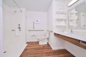 Suite, 1 cama king-size, acessível, não fumadores | Casa de banho | Artigos de higiene pessoal grátis, um secador de cabelo 