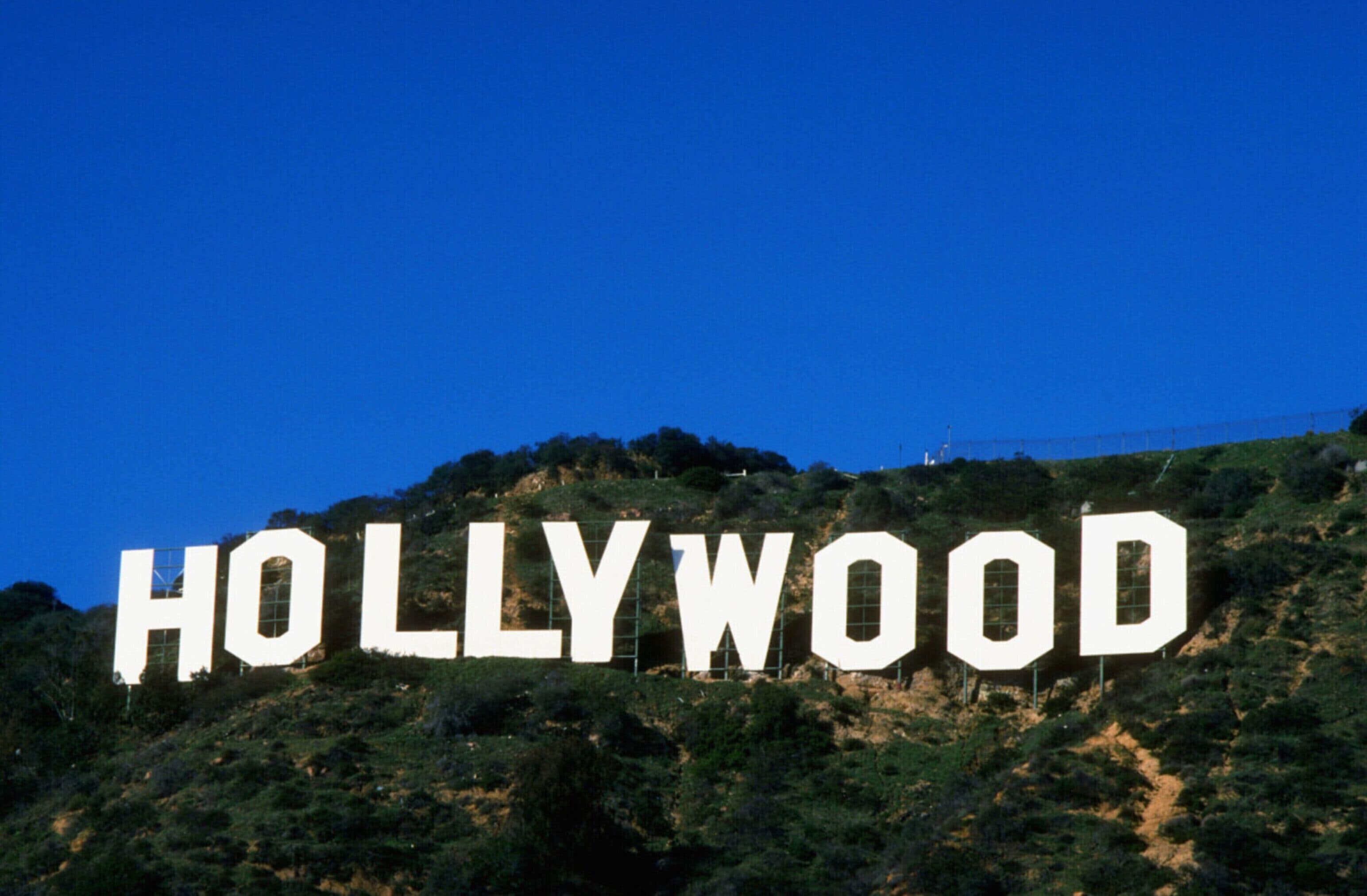 O letreiro de Hollywood numa colina, com um céu azul límpido.