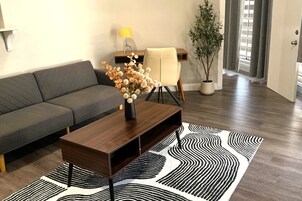 Suíte luxo, 1 cama King, para não fumantes | Área de estar | TV 30 polegadas com canais a cabo, filmes pagos