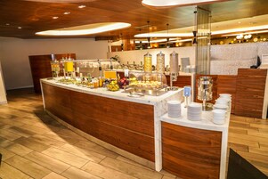 Café da manhã com buffet todos os dias (USD 24 por pessoa) 