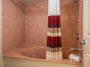 Quarto Superior, 1 cama king-size, não fumadores, banheira de hidromassagem | Casa de banho | Uma combinação polibã/banheira, artigos de higiene pessoal grátis 