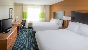 Quarto, 2 camas queen-size | Camas de colchão pillowtop, secretária, cortinas/cortinados opacos