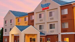 Um hotel Fairfield Inn & Suites Marriott com design moderno, várias varandas e uma entrada destacada.