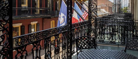 Quarto, 2 camas queen-size, varanda, Vista para a cidade | Cofre no quarto, secretária, ferro/tábua de engomar, Wi-fi grátis