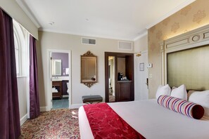 Quarto luxo, 2 camas Queen | Cofres nos quartos, escrivaninha, cortinas blackout