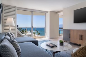 Suite Club, 1 quarto, acesso ao Club Lounge, vista para o oceano (Hokupa'a Tower, Luxury Suite) | Sala | Televisor LED de 42 polegadas com canais por cabo, televisor 