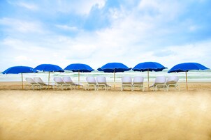 Na praia, praia de areia branca, autocarro grátis para a praia 