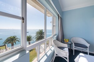 Quarto família, vista para o mar | Frigobar, cofres nos quartos, escrivaninha