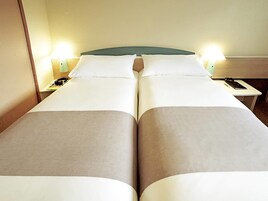 Quarto Standard, 2 camas individuais | Secretária, cortinas/cortinados opacos, ferro/tábua de engomar