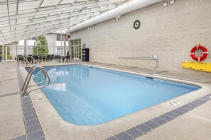 Piscina interior, piscina exterior sazonal 