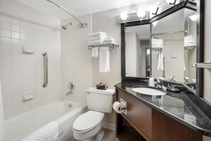 Quarto Standard, 1 cama king-size, não fumadores, frigorífico e micro-ondas | Casa de banho | Uma combinação polibã/banheira, artigos de higiene pessoal grátis 