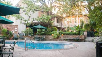 Piscina exterior, espreguiçadeiras