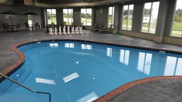 Piscina interior, guarda-sóis, espreguiçadeiras