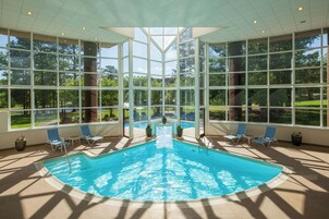 Piscina interna, piscina externa sazonal