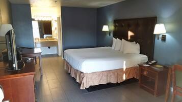 Quarto, 1 cama king-size, não fumadores, frigorífico e micro-ondas | 2 quartos, roupa hipoalergénica, secretária, cortinas/cortinados opacos