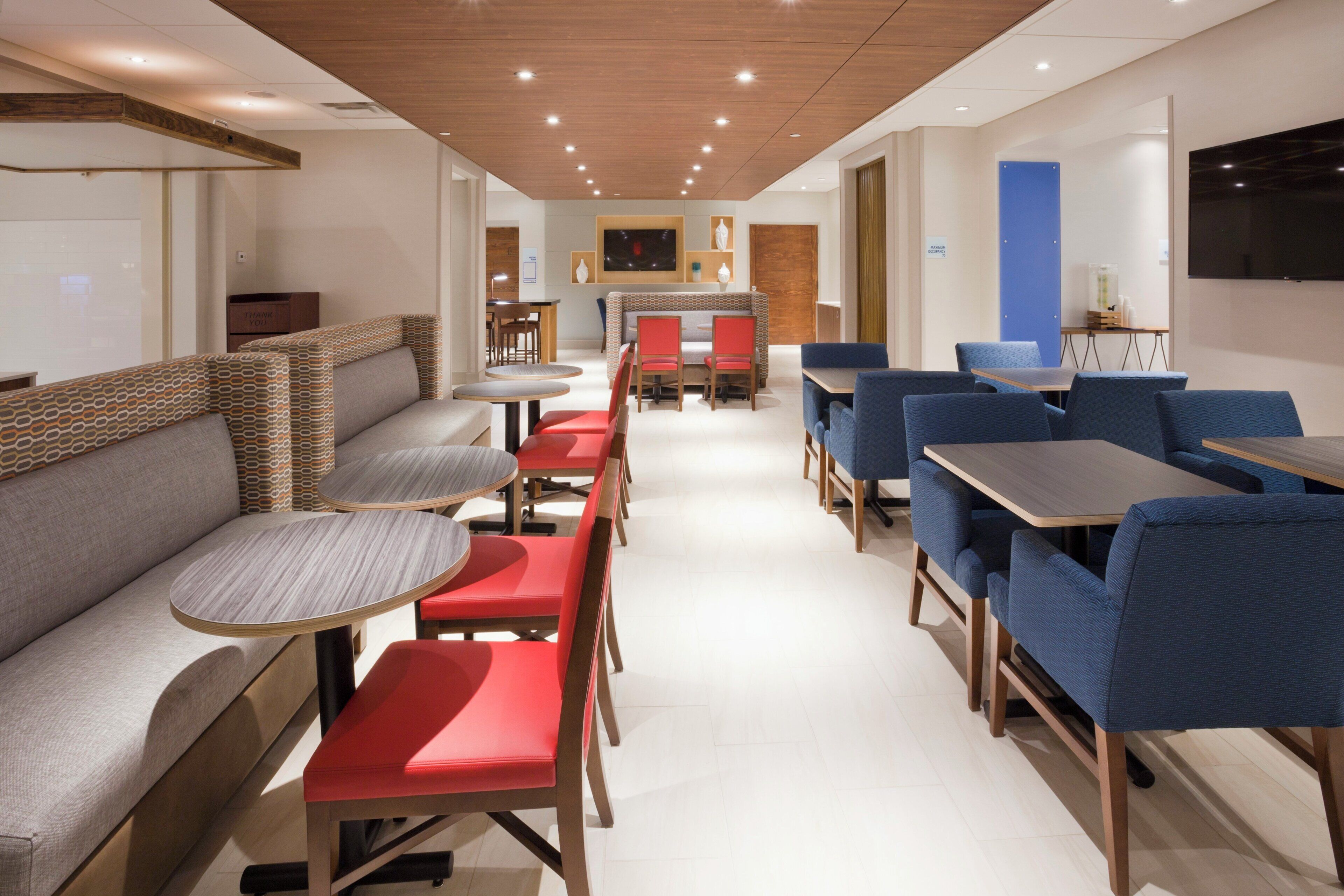 Interior moderno de restaurante com disposição de assentos, incluindo cabines e mesas.