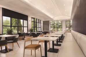 Pequeno-almoço completo diário mediante uma taxa 