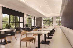 Café da manhã completo todos os dias mediante uma taxa