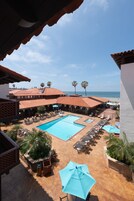 Piscina externa, funciona das 10h às 22h, guarda-sóis, espreguiçadeiras