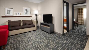 Suíte, 1 cama King e sofá-cama, para não fumantes | Roupas de cama de algodão egípcio, roupas de cama premium