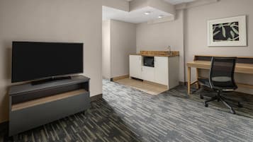 Suíte, 1 cama King e sofá-cama, para não fumantes | Roupas de cama de algodão egípcio, roupas de cama premium