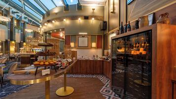 Café da manhã continental diário (EUR 28 por pessoa)